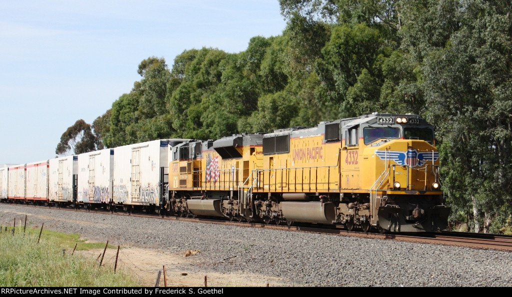 UP 4332 leads a string of empty reefers back to refill